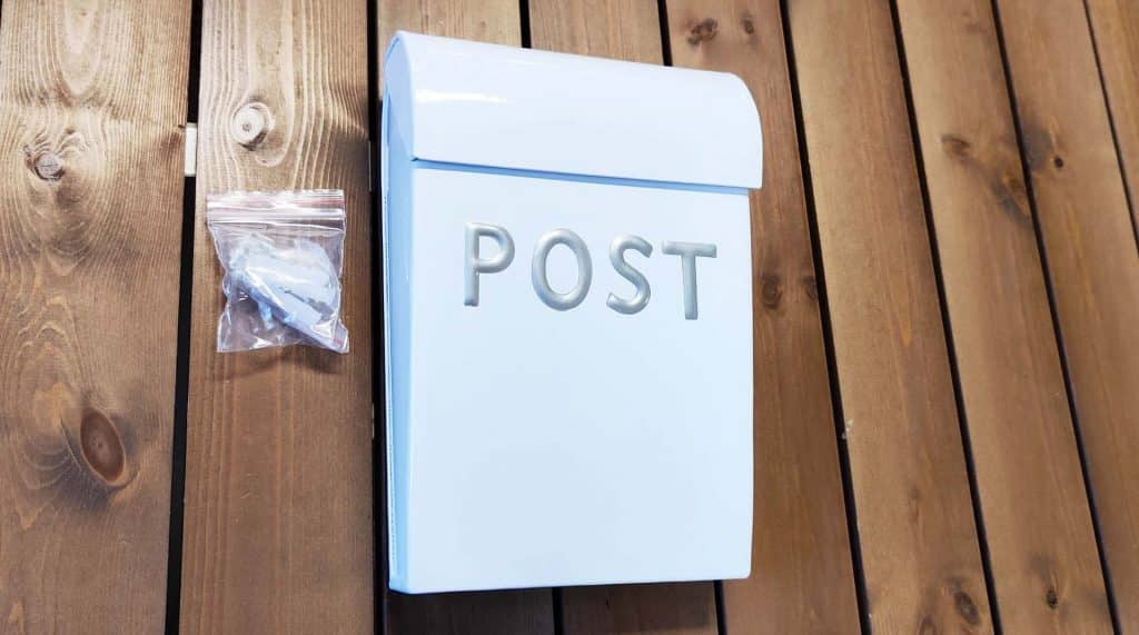 LILLE HVID POSTKASSE | Ideelt til legehus eller børneværelse