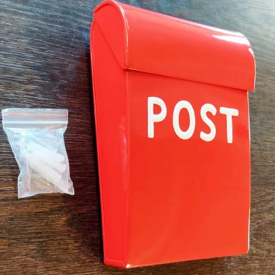 Lille postkasse til børn - Rød | Design postkasse fra Sølund