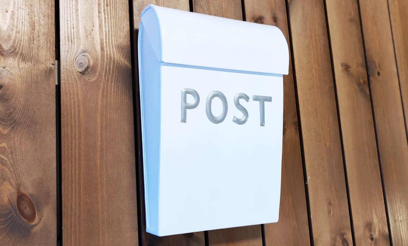 LILLE HVID POSTKASSE | Ideelt til legehus eller børneværelse