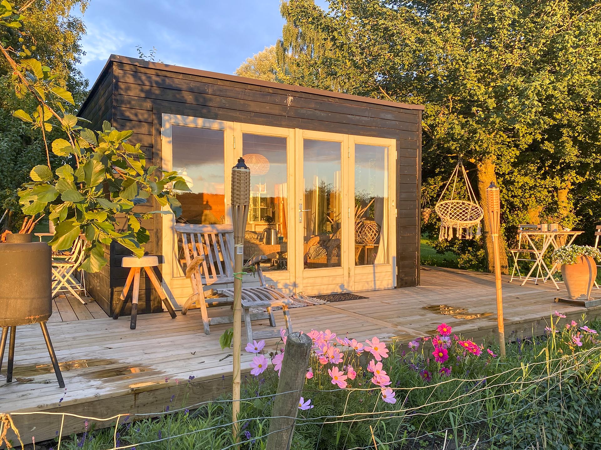 Kunst, kaffe og solnedgang - Få inspiration til indretning af havehus